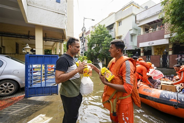 Cyclone Michuang: ಮಿಚಾಂಗ್ ಅಬ್ಬರಕ್ಕೆ ಮುಳುಗಿದ ಚೆನ್ನೈ: ಪರಿಹಾರ ಕಾರ್ಯಾಚರಣೆ ...