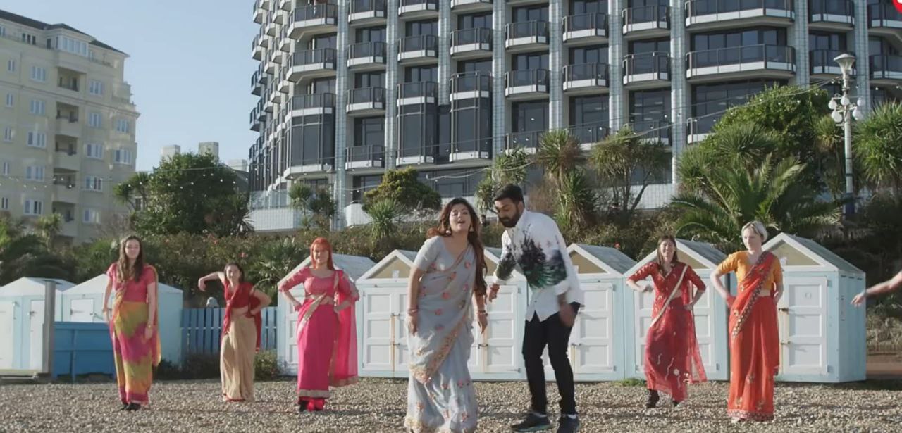 Photos: 'पिपरा के पतवा' गाने में स्मृति सिन्हा के साथ इश्क फरमाते नज़र ...