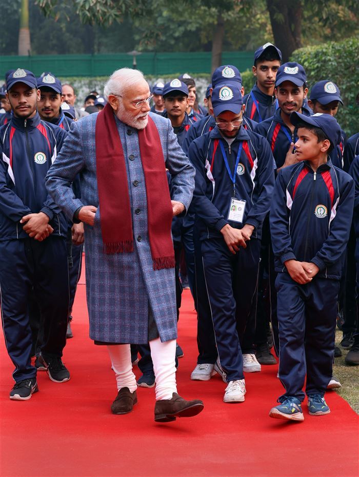 PM Modi Interacts With 250 students From J&K In New Delhi - Oneindia