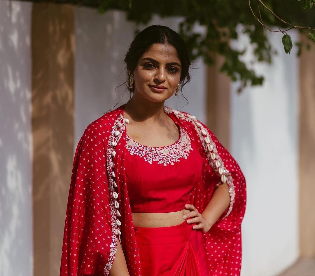 Nikhila Vimal: റെഡിൽ കലക്കൻ ലുക്കുമായി നിഖില വിമൽ... ക്രിസ്തുമസ് വരവേ ...
