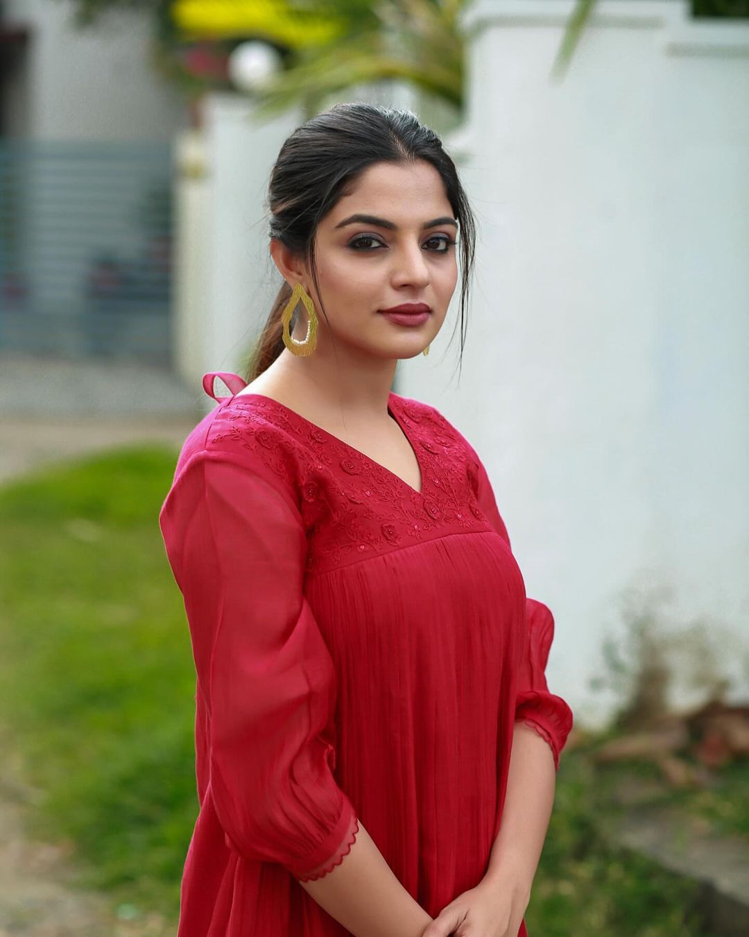 Nikhila Vimal: റെഡിൽ കലക്കൻ ലുക്കുമായി നിഖില വിമൽ... ക്രിസ്തുമസ് വരവേ ...