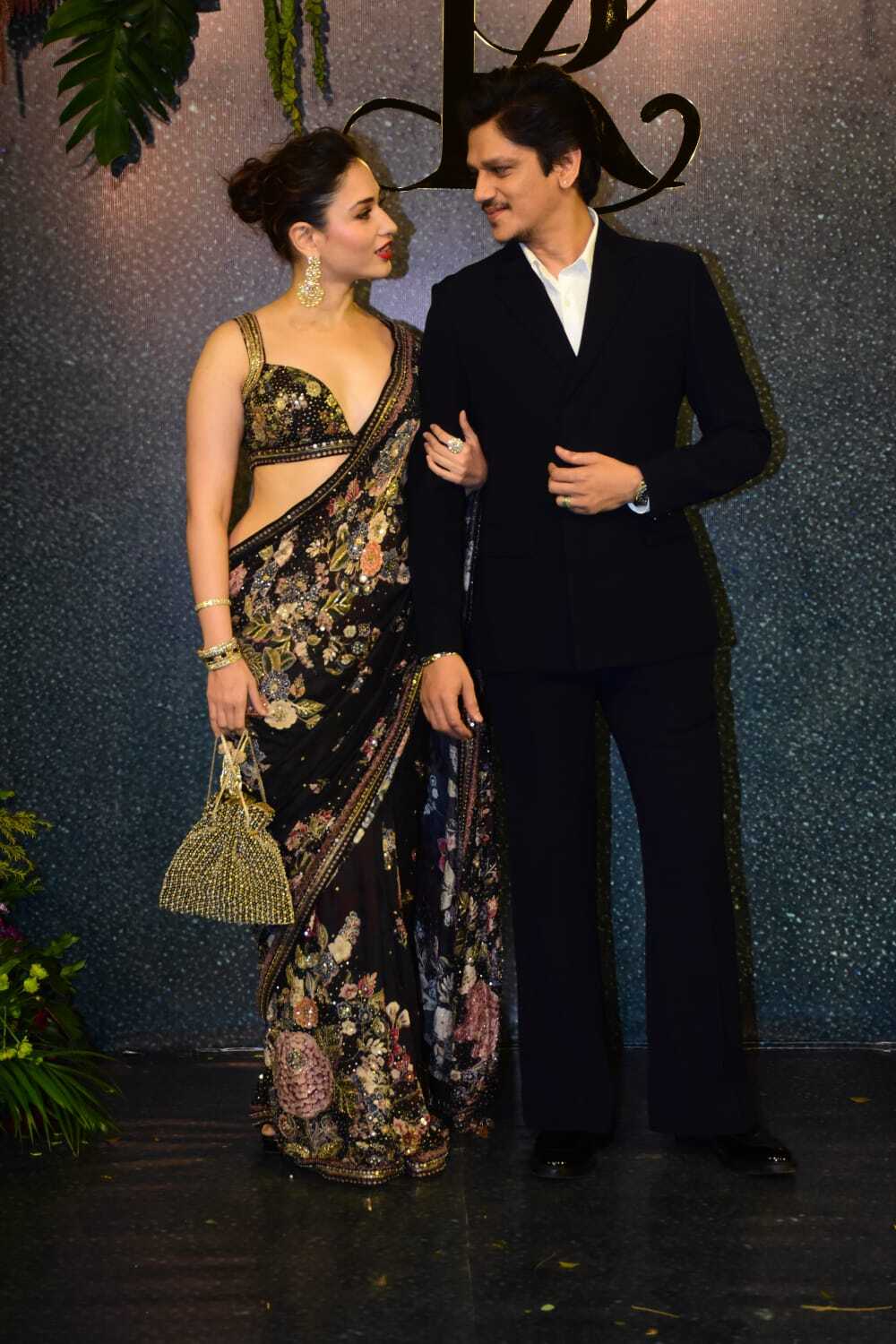 रणदीप हुड्डा के रिसेप्शन में तमन्ना भाटिया का हाथ थामे पहुंचे विजय ...