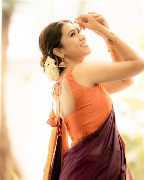 PHOTOS: வெளிநாட்டில் ஜாலி பண்ணும் 'பாண்டவர் பூமி' சீரியல் நடிகை.. லேட்டஸ்ட் ட்ரிப் போட்டோஸ் ...