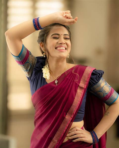 PHOTOS: வெளிநாட்டில் ஜாலி பண்ணும் 'பாண்டவர் பூமி' சீரியல் நடிகை.. லேட்டஸ்ட் ட்ரிப் போட்டோஸ் ...