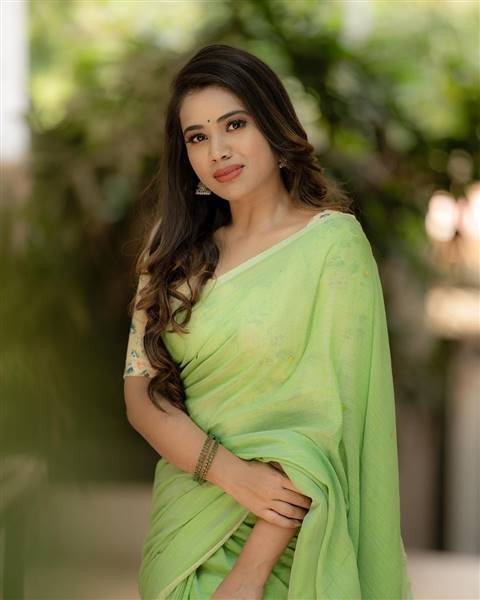 PHOTOS: வெளிநாட்டில் ஜாலி பண்ணும் 'பாண்டவர் பூமி' சீரியல் நடிகை ...