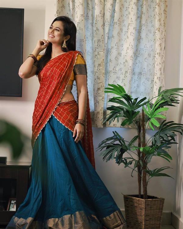 PHOTOS: தாவணியில் அசத்தும் ரம்யா பாண்டியன்.. லேட்டஸ்ட் இன்ஸ்டா க்ளிக்ஸ்! | Stunning Half Saree ...