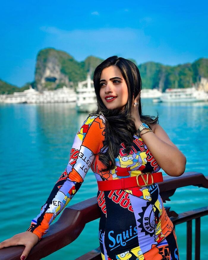 పరువాల విందుతో పిచ్చెక్కించేస్తున్న స్రవంతి చొక్కారపు. | Stunning Poses ...