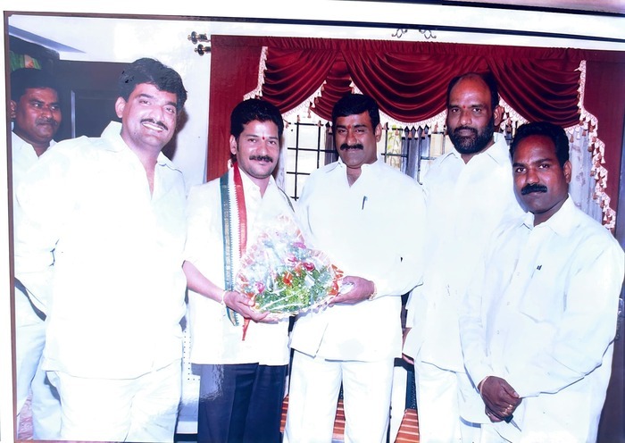 తెలంగాణ సీఎం రేవంత్ రెడ్డి ఫ్యామిలీ .. వైరల్ అవుతున్న ఫోటోలు ...