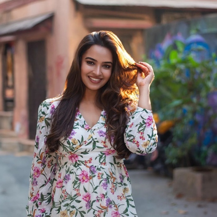 క్యూట్ అందాలతో కవ్విస్తున్న పూజిత పొన్నాడ | Telugu Actress Poojita ...