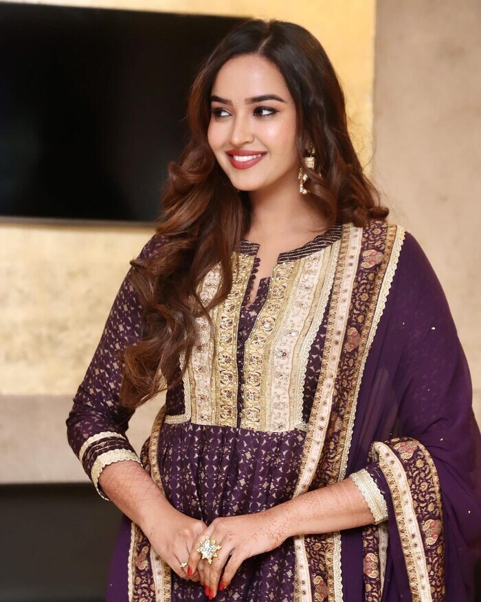 క్యూట్ అందాలతో కవ్విస్తున్న పూజిత పొన్నాడ | Telugu Actress Poojita ...