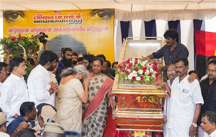 ವಿಜಯ್‌ಕಾಂತ್ ಅಂತ್ಯಕ್ರಿಯೆ: ಸಾವಿರಾರು ಅಭಿಮಾನಿಗಳು ಭಾಗಿ | Vijayakanth Desiya ...