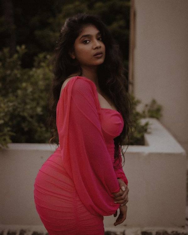 PHOTOS: என்ன இப்படி இறங்கிட்டாங்க? போட்டோஷூட்டில் மெர்சல் பண்ணும் விஜே பார்வதி.. தாறுமாறு ...