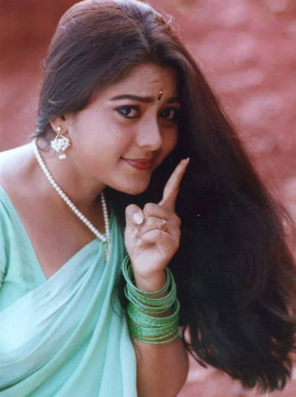 PHOTOS: அஜித், விஜய் பட நடிகையா இது? கணவரோடு எங்கு இருக்கிறார் தெரியுமா ...