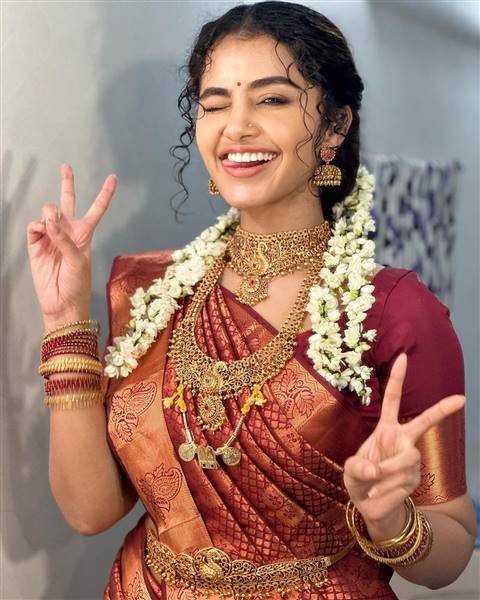 PHOTOS: கழுத்தில் தாலி, மணப்பெண் கோலத்தில்.. 'கொடி' பட நடிகை பதிவால் ...