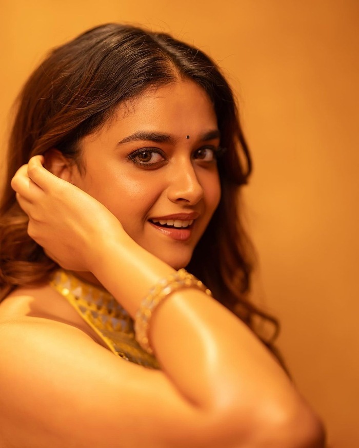 కీర్తి సురేష్ కవ్వింపులు.. చీరకట్టులో మైమరిపిస్తోందిగా! | Actress Keerthy Suresh Sizzling Looks ...