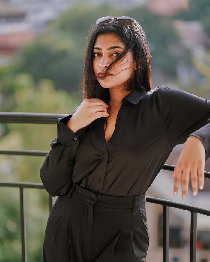 కవ్వింపులతో కాక పుట్టిస్తున్న మాళవిక శ్రీనాథ్ .. డోస్ పెంచేసిందిగా ...