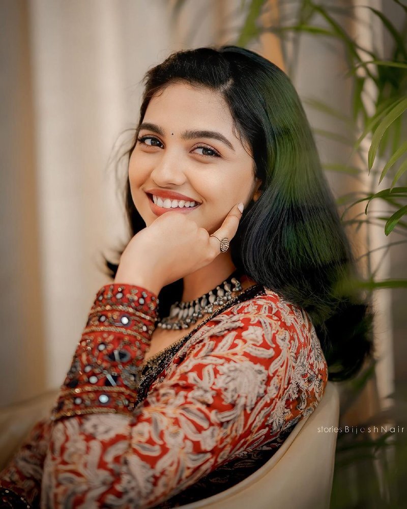 Mamitha Baiju: ചിരിയാണ് മെയിൻ... കലക്കൻ ലുക്കിൽ മമിത ബൈജു; ഇൻസ്റ്റയി ...
