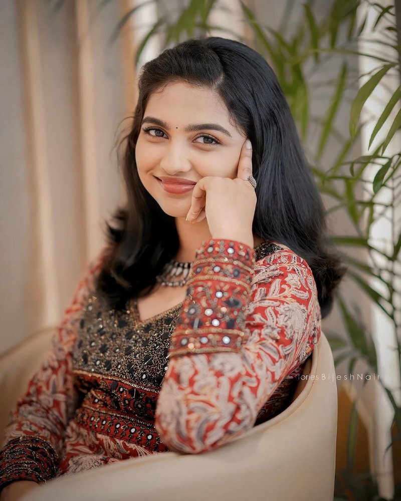 Mamitha Baiju: ചിരിയാണ് മെയിൻ... കലക്കൻ ലുക്കിൽ മമിത ബൈജു; ഇൻസ്റ്റയിൽ ആരാധക ഹൃദയം കീഴടക്കി ...