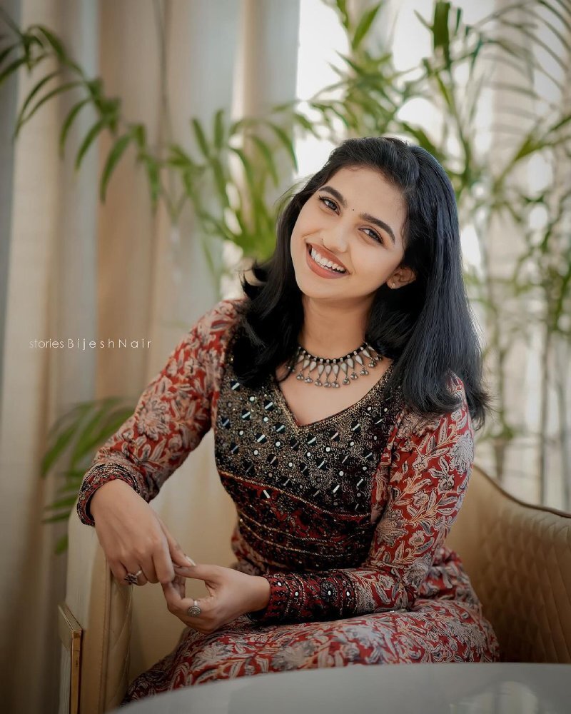 Mamitha Baiju: ചിരിയാണ് മെയിൻ... കലക്കൻ ലുക്കിൽ മമിത ബൈജു; ഇൻസ്റ്റയി ...