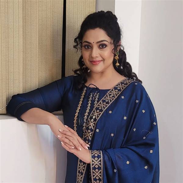 PHOTOS: நடிகை மீனாவா இது.. பொங்கல் பண்டிகையை யாருடன் கொண்டடிருக்காங்க ...