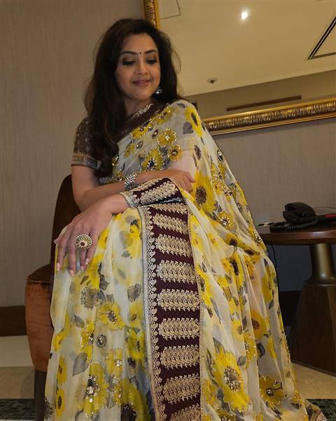 PHOTOS: நடிகை மீனாவா இது.. பொங்கல் பண்டிகையை யாருடன் கொண்டடிருக்காங்க ...