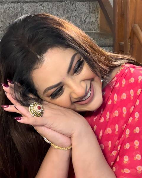 PHOTOS: நடிகை மீனாவா இது.. பொங்கல் பண்டிகையை யாருடன் கொண்டடிருக்காங்க ...