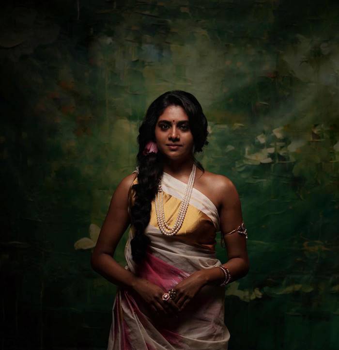 Nimisha Sajayan: ബ്ലൗസ്സ്‌ലെസ്സ് ലുക്കില്‍ ബനാറസ്സി സാരിയില്‍ത്തിളങ്ങി ...