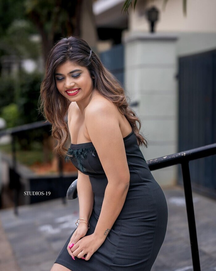 రీతు చౌదరి ఘాటు అందాల షో.. సొగసులతో సెగలు పుట్టిస్తోందిగా! | Actress Rithu Chowdary Stunning ...