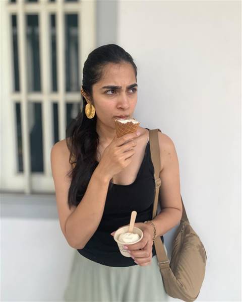 PHOTOS: ரெண்டு கையிலும் ஐஸ் கிரீம்.. க்யூட்டாக போட்டோ வெளியிட்ட ருக்மிணி வசந்த்! | Actress ...