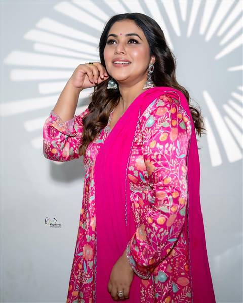 PHOTOS: மெக்காவிற்கு குழந்தையுடன் சென்ற 'தசரா' பட நாயகி.. லைக்குகளை ...