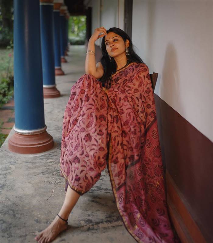 Shivada: 'ഓരോ സാരിക്കും ആരും പറയാത്ത ഒരു കഥ പറയാനുണ്ടാവും'! സാരിയഴകില് ...