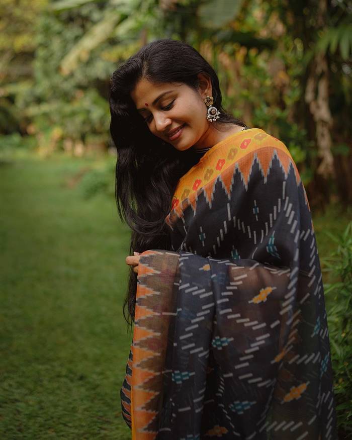 Shivada: 'ഓരോ സാരിക്കും ആരും പറയാത്ത ഒരു കഥ പറയാനുണ്ടാവും'! സാരിയഴകില് ...