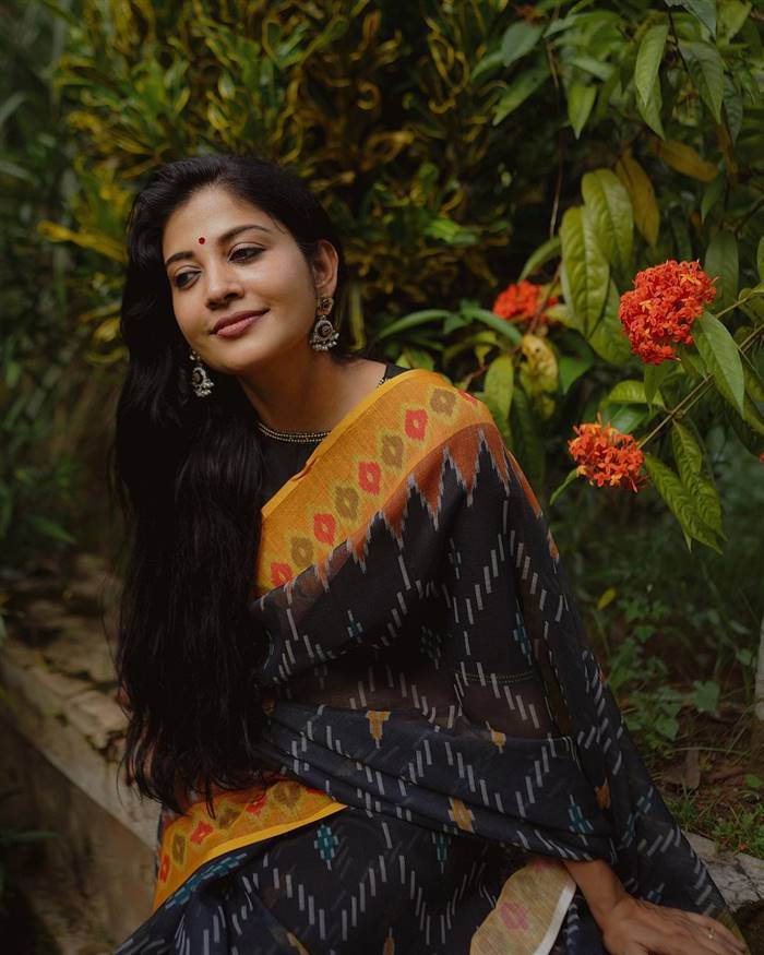 Shivada: 'ഓരോ സാരിക്കും ആരും പറയാത്ത ഒരു കഥ പറയാനുണ്ടാവും'! സാരിയഴകില് ...