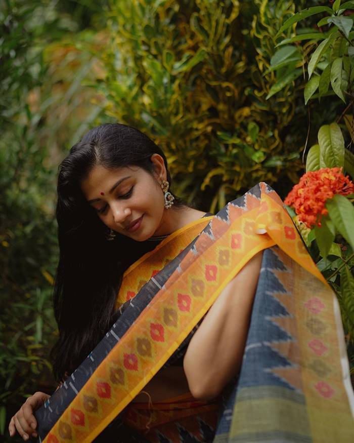 Shivada: 'ഓരോ സാരിക്കും ആരും പറയാത്ത ഒരു കഥ പറയാനുണ്ടാവും'! സാരിയഴകില് ...