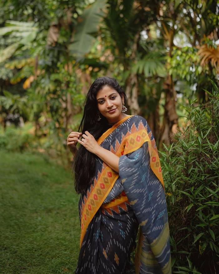 Shivada: 'ഓരോ സാരിക്കും ആരും പറയാത്ത ഒരു കഥ പറയാനുണ്ടാവും'! സാരിയഴകില് ...