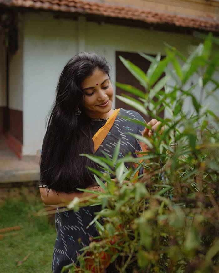 Shivada: 'ഓരോ സാരിക്കും ആരും പറയാത്ത ഒരു കഥ പറയാനുണ്ടാവും'! സാരിയഴകില് ...