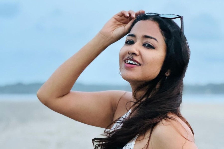 সমুদ্র সৈকতের ধারে দাঁড়িয়ে ছবি পোস্ট সোহিনীর, মায়াবী অবতারে বিভোর নেটবাসী | Actress Sohini ...