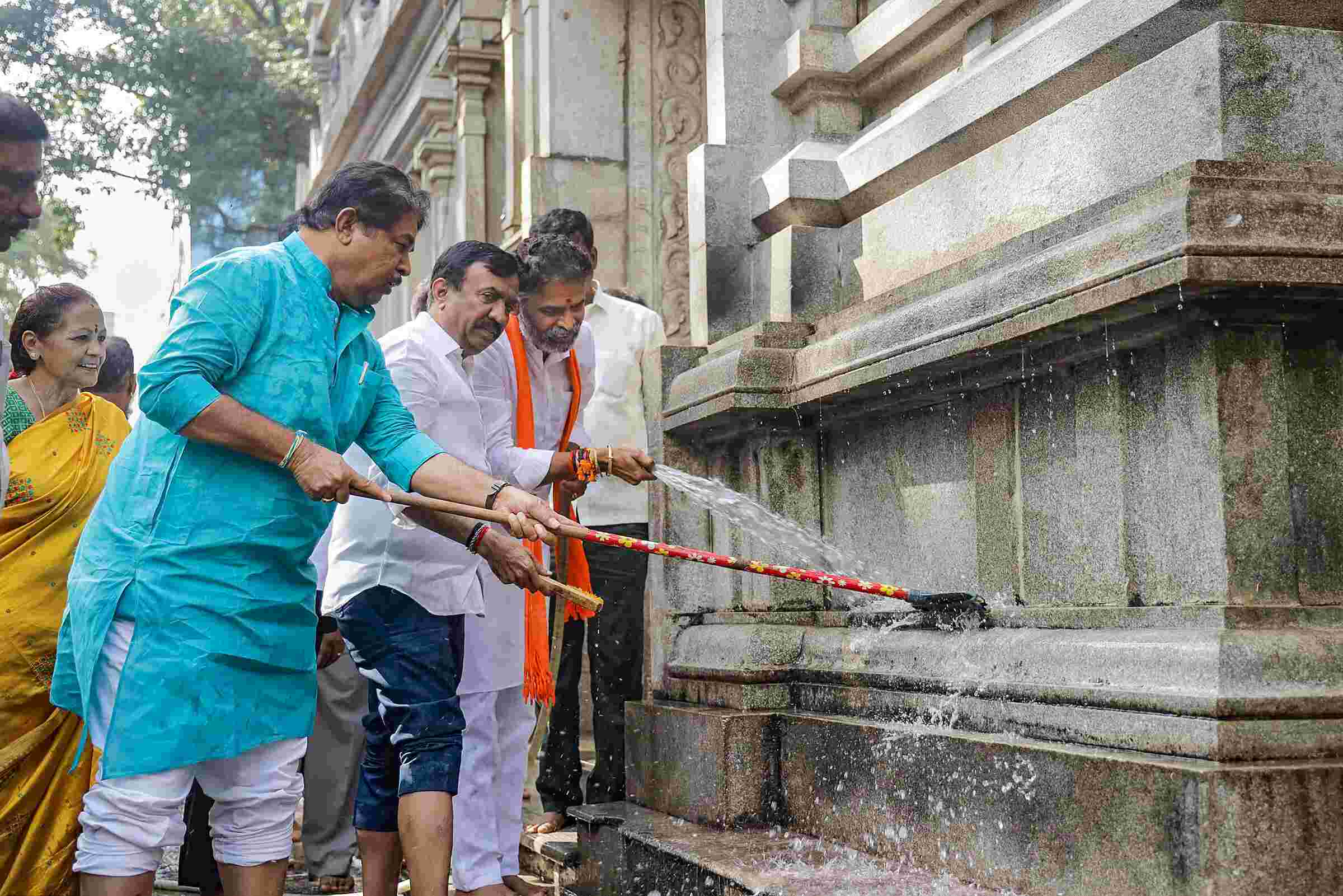 राम मंदिर प्राण प्रतिष्ठा से पहले मंदिरों की सफाई में जुटे बीजेपी नेता ...