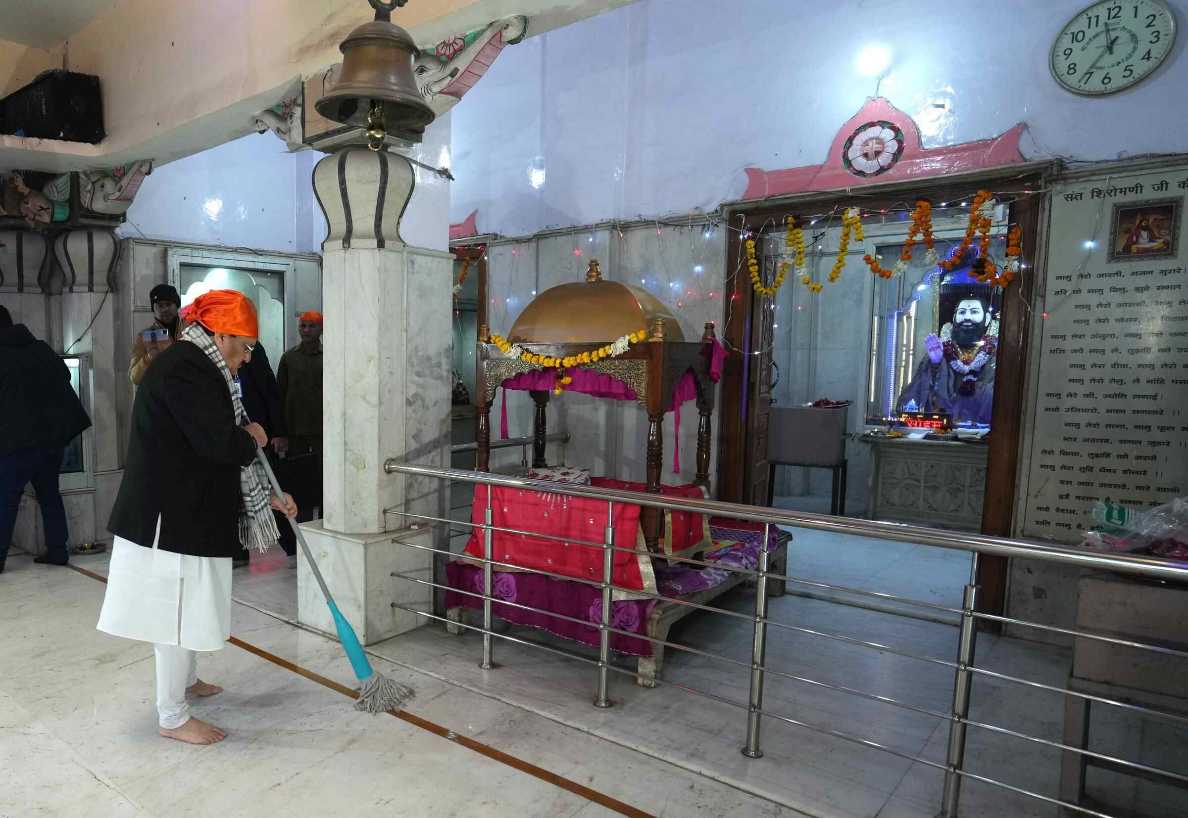 राम मंदिर प्राण प्रतिष्ठा से पहले मंदिरों की सफाई में जुटे बीजेपी नेता ...