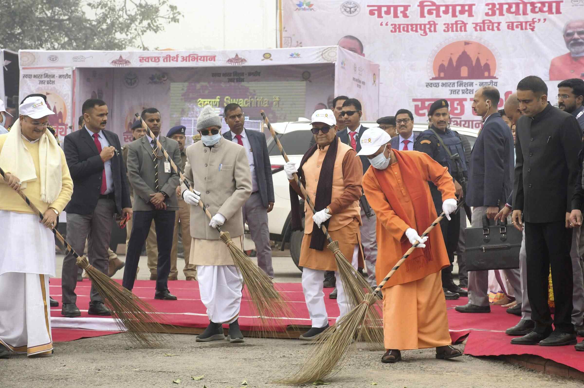 राम मंदिर प्राण प्रतिष्ठा से पहले मंदिरों की सफाई में जुटे बीजेपी नेता ...