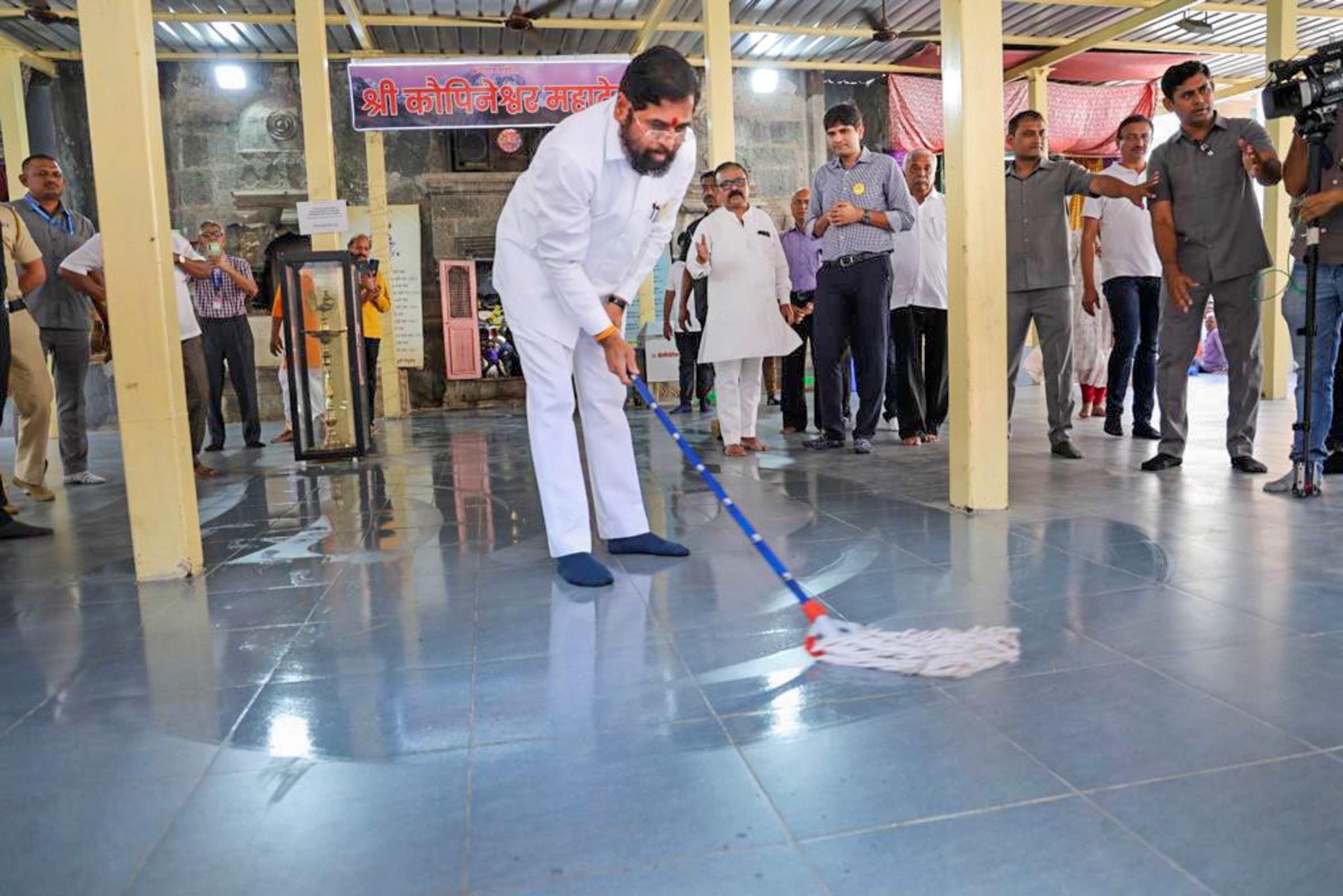 राम मंदिर प्राण प्रतिष्ठा से पहले मंदिरों की सफाई में जुटे बीजेपी नेता ...