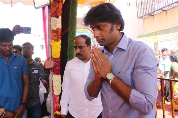 PHOTOS: விஜயகாந்த் நினைவிடத்தில் அஞ்சலி செலுத்தி, பிரேமலதாவிற்கு ஆறுதல் ...