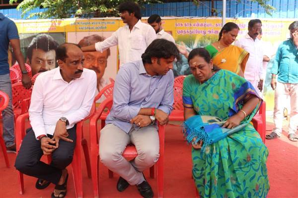 PHOTOS: விஜயகாந்த் நினைவிடத்தில் அஞ்சலி செலுத்தி, பிரேமலதாவிற்கு ஆறுதல் ...