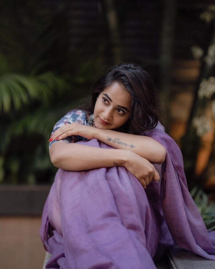 చీరకట్టులో దీప్తి సునైనా అందాల మెరుపులు | Deepthi Sunaina Lovely Beauty ...