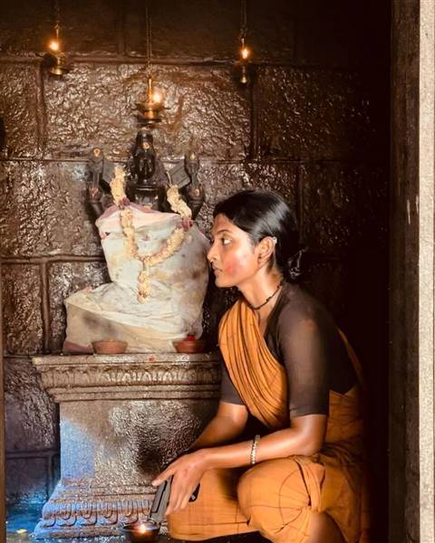 PHOTOS: தீப்பந்தம் தெறிக்க 'தேன்' கெட்டப்பில் நிவேதிதா.. 'கேப்டன் மில்லர்' ஷூட்டிங் ஸ்பாட் ...