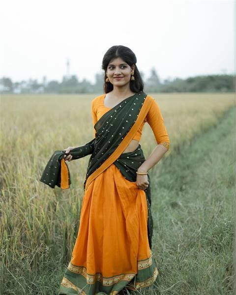 PHOTOS: தாவணியில் பொங்கல் வாழ்த்து.. மிரட்டலான புகைப்படங்களை வெளியிட்ட ...