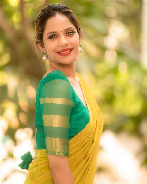 PHOTOS: தாவணியில் பொங்கல் வாழ்த்து.. மிரட்டலான புகைப்படங்களை வெளியிட்ட ...