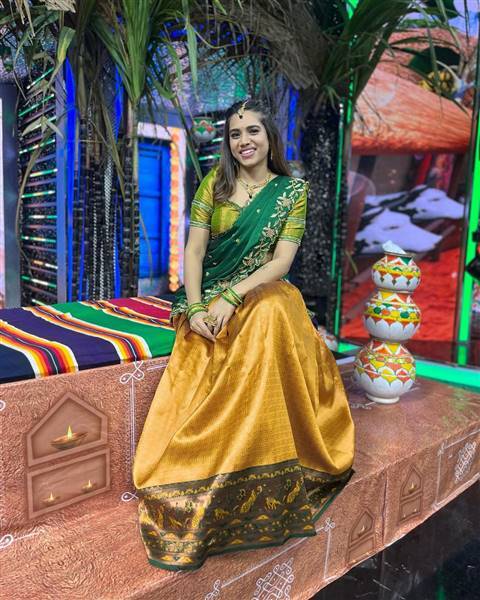 PHOTOS: தாவணியில் பொங்கல் வாழ்த்து.. மிரட்டலான புகைப்படங்களை வெளியிட்ட ...