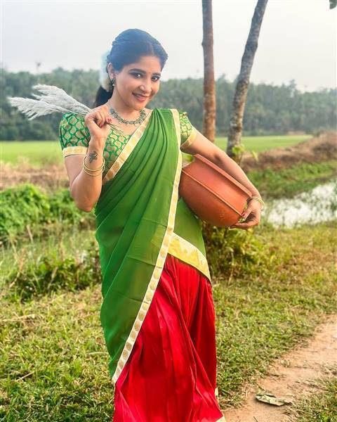 PHOTOS: தாவணியில் பொங்கல் வாழ்த்து.. மிரட்டலான புகைப்படங்களை வெளியிட்ட ...