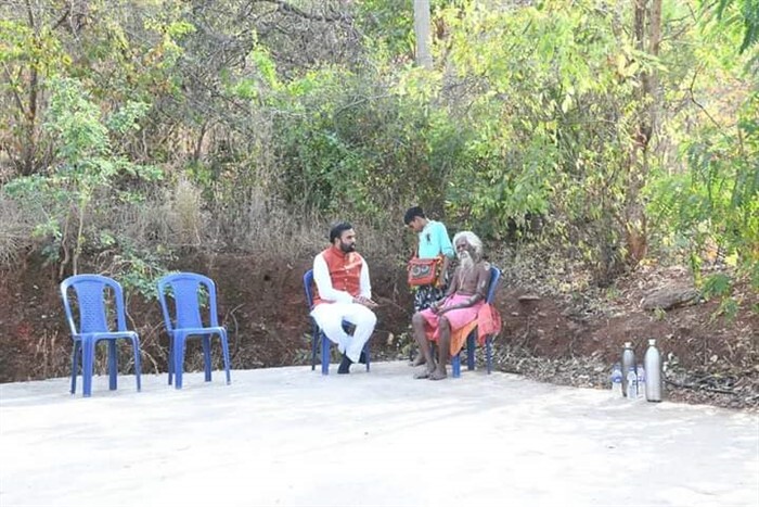 ನಾಗು ಸಾಧುವಿನ ಕಾಲು ಹಿಡಿದು ಆಶೀರ್ವಾದ ಪಡೆದ ಶ್ರೀರಾಮುಲು: ಇಲ್ಲಿದೆ ಫೋಟೋಗಳು ...